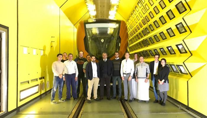 إنفوجراف وصور: قطار الرياض البرتقالي يتجاوز اختبارات المناخ