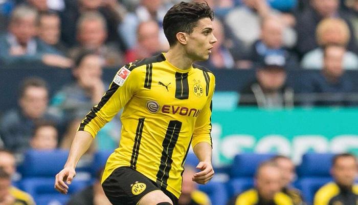 لاعب دورتموند يبحث عن مشجعة وسط جماهير شالكه