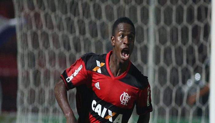 والد فينيسيوس في برشلونة .. والنادي ينفي التفاوض