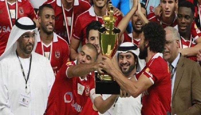 لفتة رائعة بين قائدي الأهلي قبل استلام درع الدوري