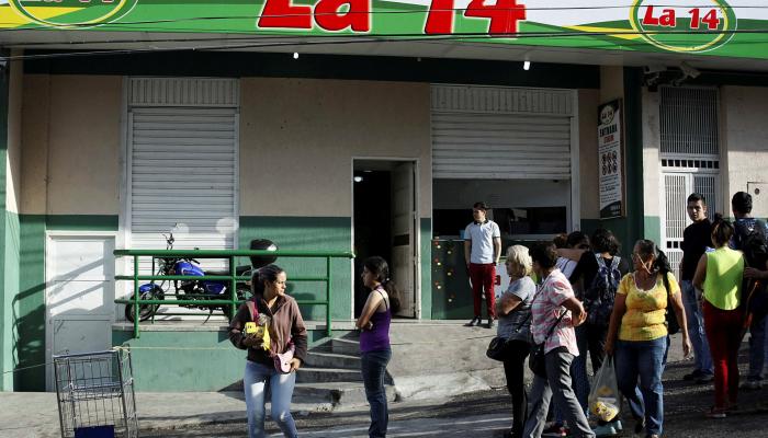 "نسرق أو نموت جوعا".. فقراء فنزويلا يسطون للبقاء أحياء