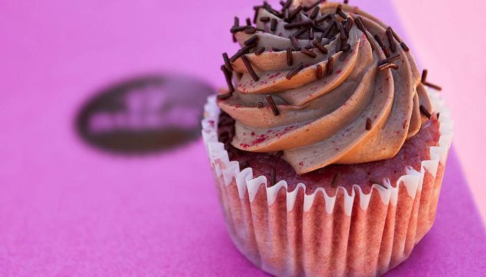 طالبة أمريكية تقدم لزملائها حلوى مصنوعة من رماد جدتها.. والشرطة تحقق