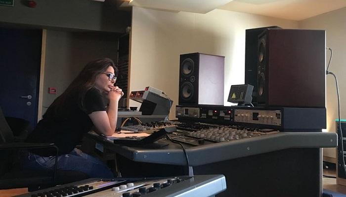 إليسا تشارك جمهورها أجواء تسجيل ألبومها الجديد