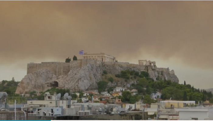 حريق غابات يجبر يونانيين على الفرار من أثينا