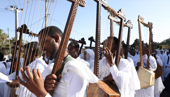 بالصور.. "بغنا".. آلة موسيقية تتعالى نغماتها في الكنائس الإثيوبية