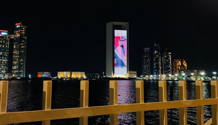 "أدنوك" تتزين بعلمي السعودية والإمارات احتفاء بمحمد بن سلمان