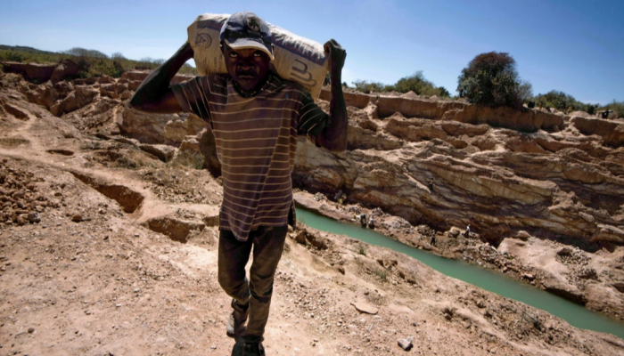 عمالة الأطفال تقود "أبل" و"مايكروسوفت" و"تيسلا" إلى المحاكم