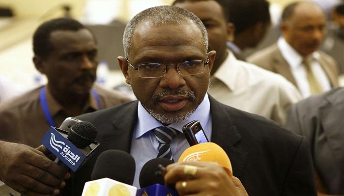 تعيين رئيس الوزراء السوداني السابق سفيرا بعد شهر من إقالته