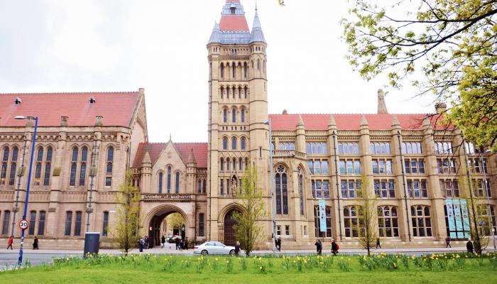 مع تزايد الإصابات.. 3 جامعات بريطانية توقف التعليم وجها لوجه