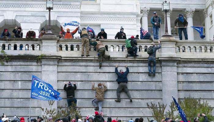 "سيلفي" يدين رجل إطفاء باقتحام الكابيتول.. أرسله لعميل فيدرالي