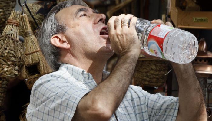 أهمية شرب كبار السن للماء.. فوائد صحية جمّة