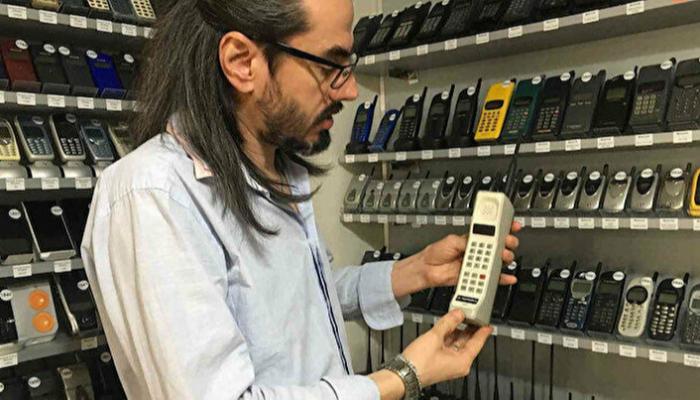 تركي يحول منزله لمتحف هواتف.. ويسعى لدخول "جينيس" (صور)