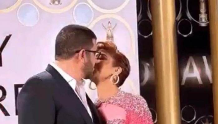 قبلة ساخنة من أصالة لزوجها تثير الجدل في السعودية هنا حفل Joy Awards