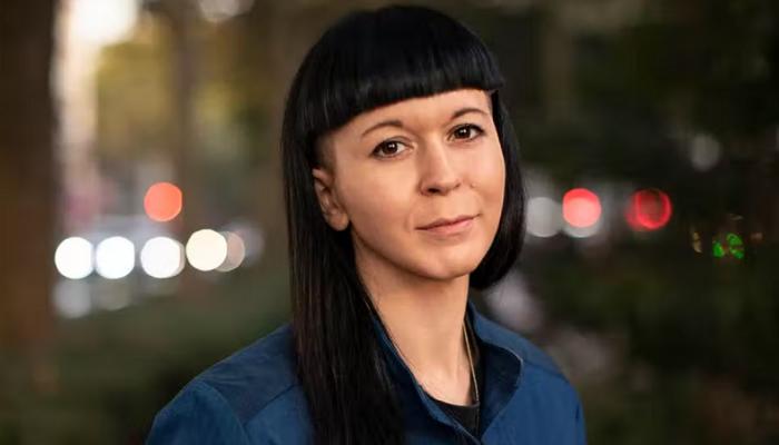 امرأة إيرلندية تنضم لأول رحلة مدنية إلى القمر