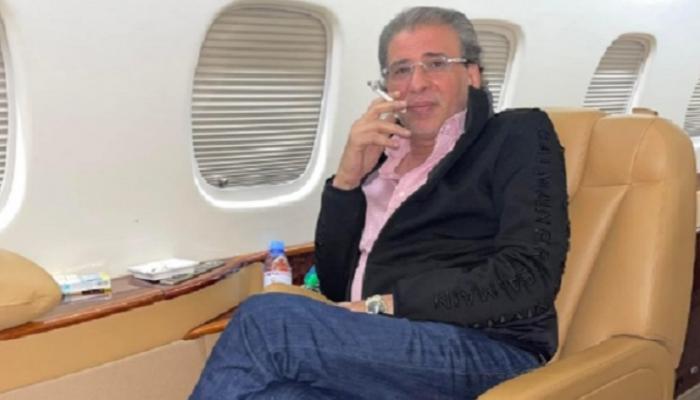 خالد يوسف يدعم "الحاج رجب" بسيجارة في الطائرة