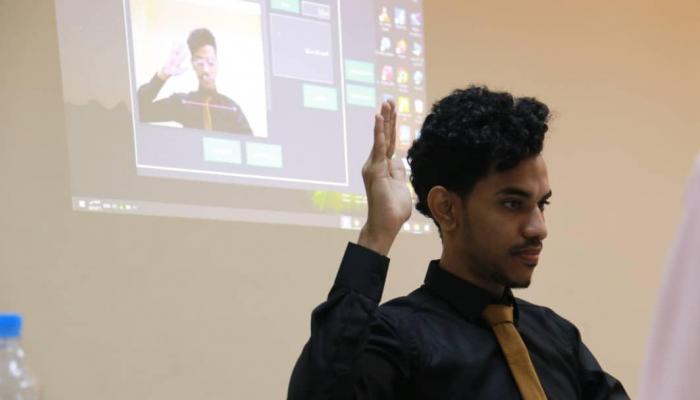صلاح رامي.. شاب يمني يبتكر نظاما عربيا لـ"الصم والبكم"