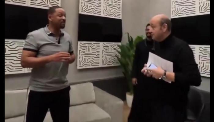 ويل سميث يتذوق القهوة العربية في كواليس حلقته مع عمرو أديب (فيديو)