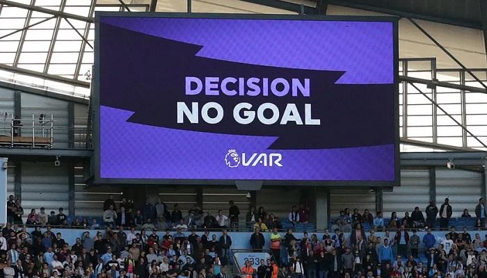 الأخطاء لا تتوقف.. هل زاد الـVAR أزمات التحكيم في الملاعب؟
