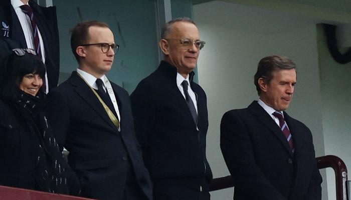 توم هانكس.. أسطورة هوليوود يتحدى أحلام أرسنال بالدوري الإنجليزي