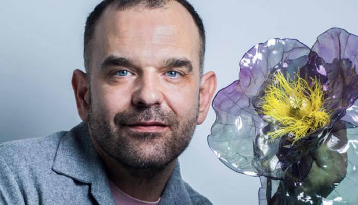 William Amor transforme les déchets plastiques en fleurs poétiques aux ...