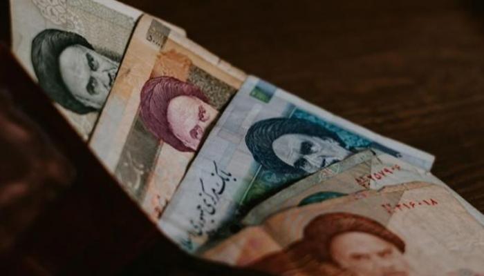 إيرانيون يسحبون ودائعهم من البنوك.. والريال يسقط أمام الدولار