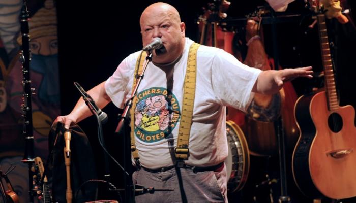 وفاة المغني الفرنسي فرنسوا أجي لازارو عن 66 عاماً