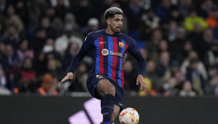 هل يغيب أراوخو عن كلاسيكو برشلونة وريال مدريد بعد طرده ضد فالنسيا؟