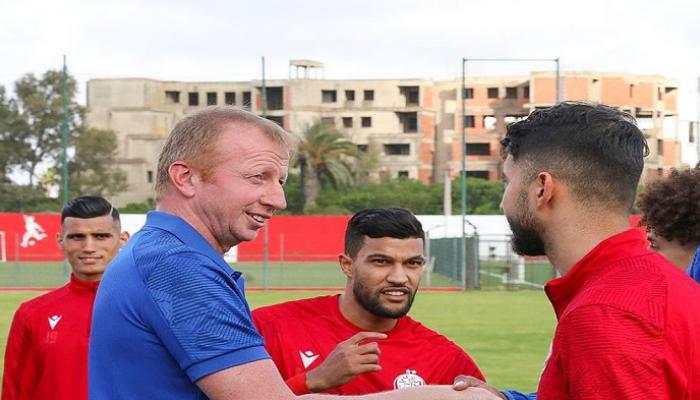 21 مدربا في 10 أعوام.. مقصلة الجنرالات تحكم الوداد المغربي