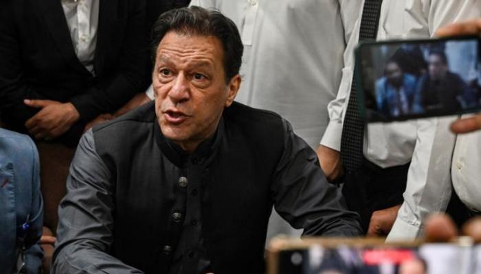 عمران خان في قبضة الشرطة الباكستانية بعد حكم بسجنه 3 سنوات