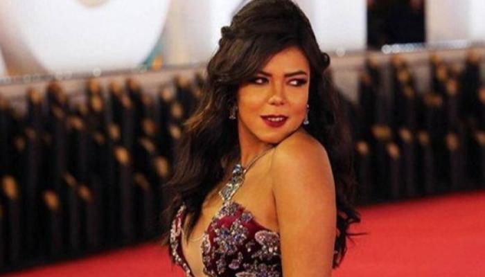 إطلالة جريئة للفنانة ناهد السباعي.. "بيكيني" في "جنة الأرض" (صور)