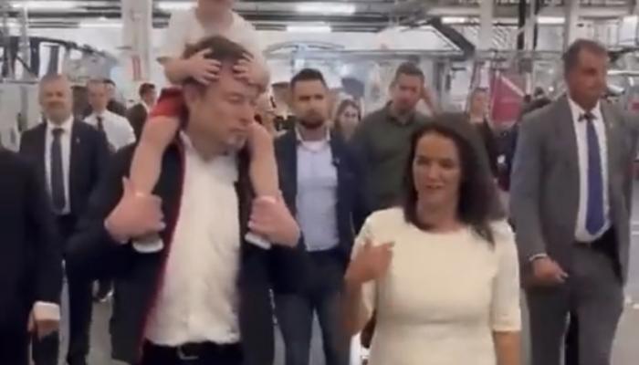 Elon Musk recontre la présidente hongroise avec son fils sur son épaule