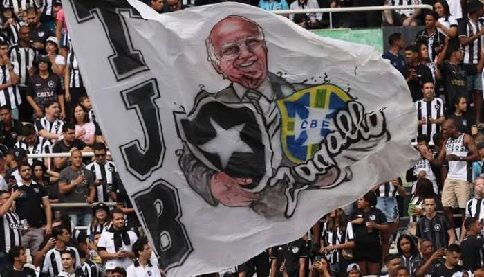 Vidéo - Le cercueil de la légende Zagallo arrivé au siège de la CBF à Rio