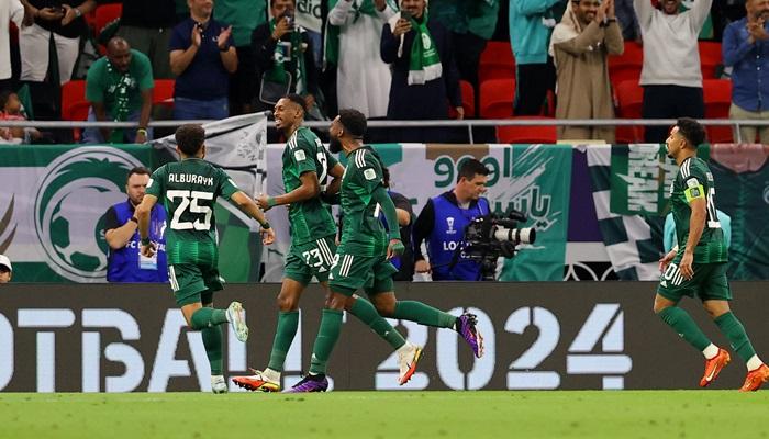 المنتخب السعودي يضمن التأهل بثنائية في ليلة البطاقات الحمراء