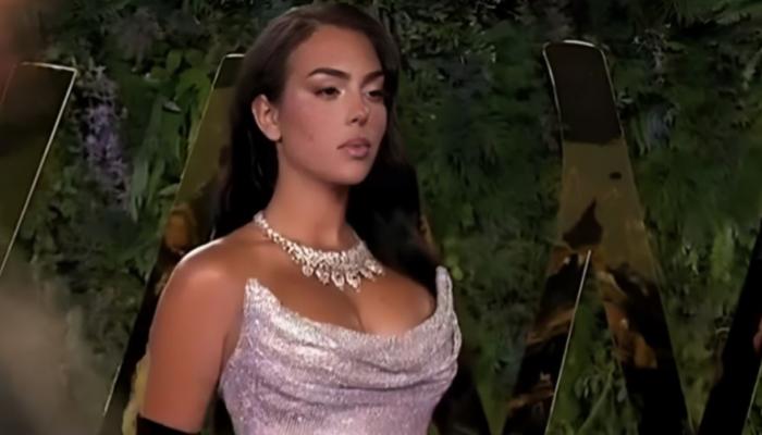 جورجينا في حفل joy awards.. إطلالة فضية جريئة (صور)