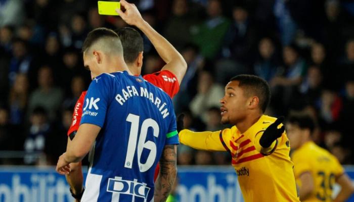 «صورة تتحدث عن نفسها».. لاعب ألافيس يبرر طرد فيتور روكي