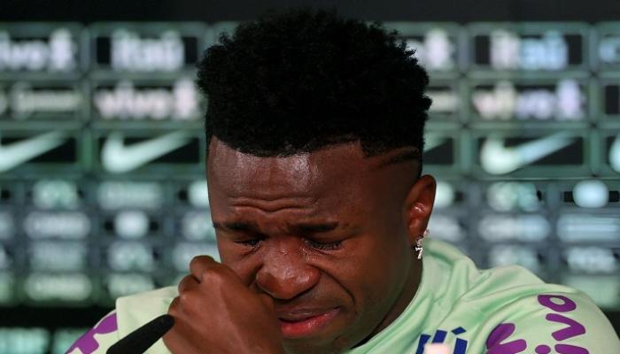 هذه المرة لم يهاجمه أحد.. العنصرية تُبكي فينيسيوس مجددا (فيديو)