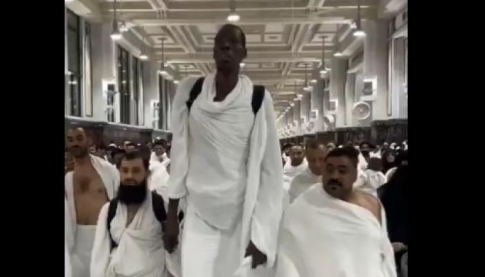 Vidéo virale : Un homme de grande taille capte les regards à la Mecque