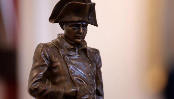 نابليون بونابرت.. «صنعته» امرأة و«باركته» دمية