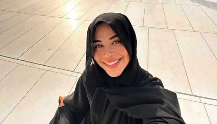 يارا السكري بالحجاب أمام الكعبة (صور)