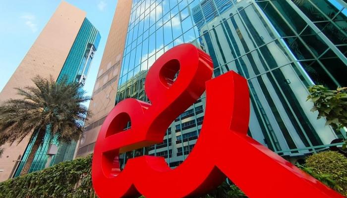 إي آند الإمارات.. أفضل جهة عمل في قطاع الاتصالات عالمياً