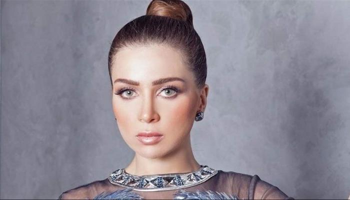 مي عز الدين تؤدي عمرة عن حسام شوقي بعد يومين من وفاته