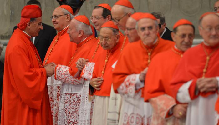 سر ارتداء الكرادلة الأحمر عند انتخاب بابا الفاتيكان