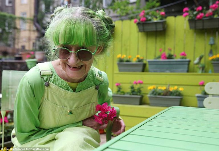 بالصور.. أمريكية تختار اللون الأخضر لكل تفاصيل حياتها