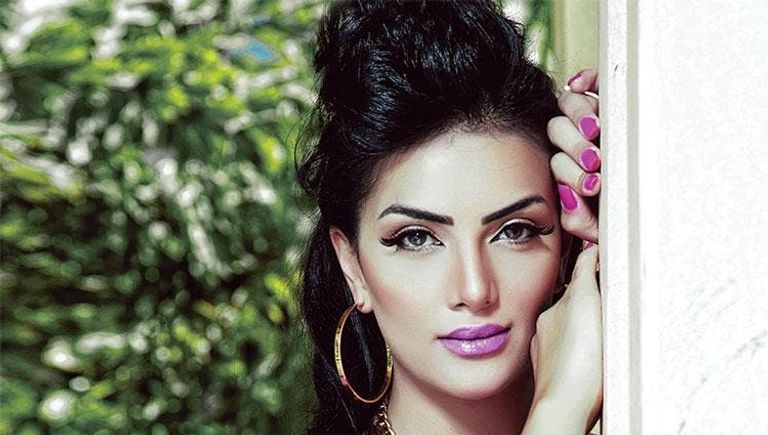 حورية فرغلي تثير الجدل من غرفة العمليات قصة صورة الحياة والموت