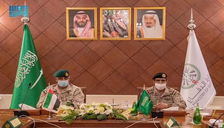 قائد العمليات المشتركة الإماراتي يزور القوات المشاركة بـعاصفة الحزم