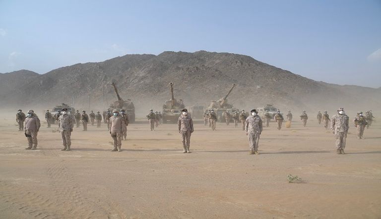 كبار قادة الجيش الإماراتي يزورون القوات المشاركة بـعاصفة الحزم