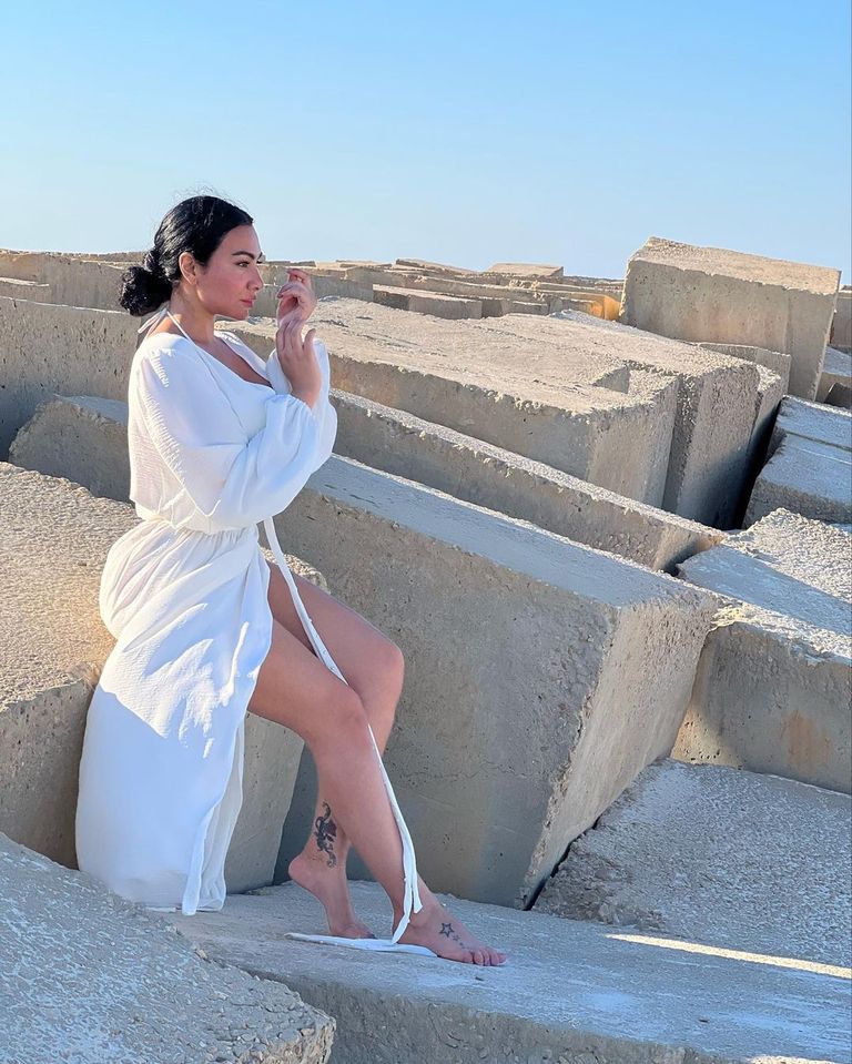 بفستان شفاف وبطن وسيقان مكشوفة ميرهان حسين في جلسة تصوير جريئة صور