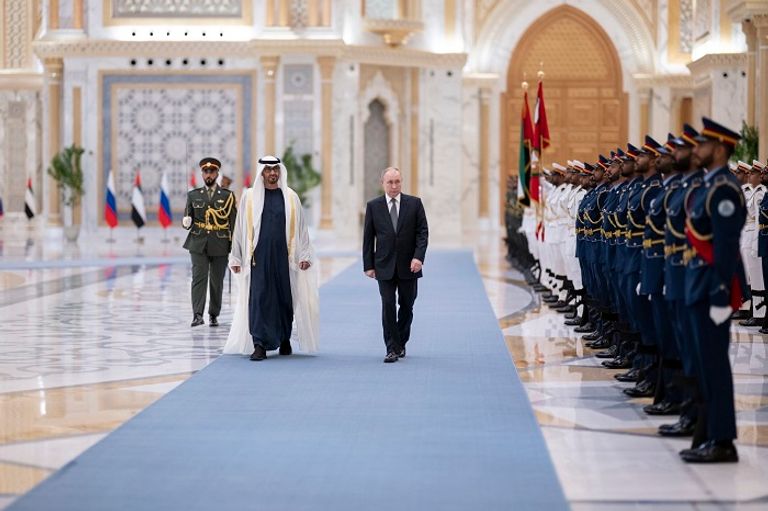 محمد بن زايد بحثت مع بوتين تعزيز العلاقات الثنائية