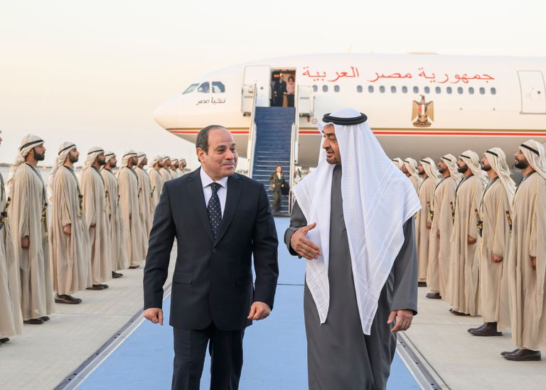 السيسي يصل الإمارات ومحمد بن زايد في مقدمة مستقبليه