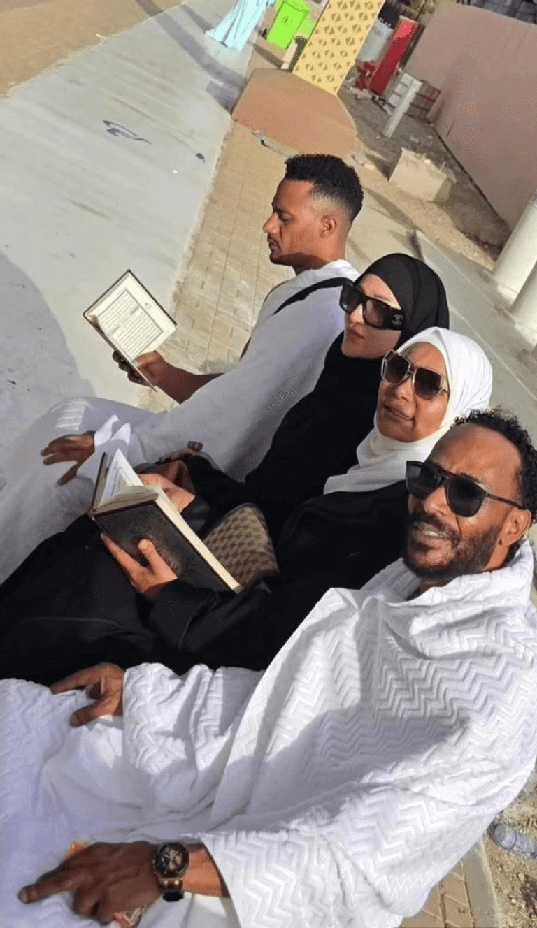 من داخل «كرافان».. ظهور لافت لمحمد رمضان وعائلته في الحج (صور)